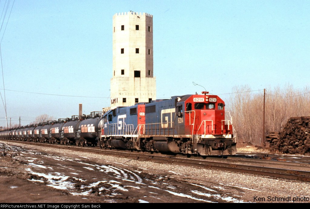 GTW 6214 and 5835 with the Tank Train